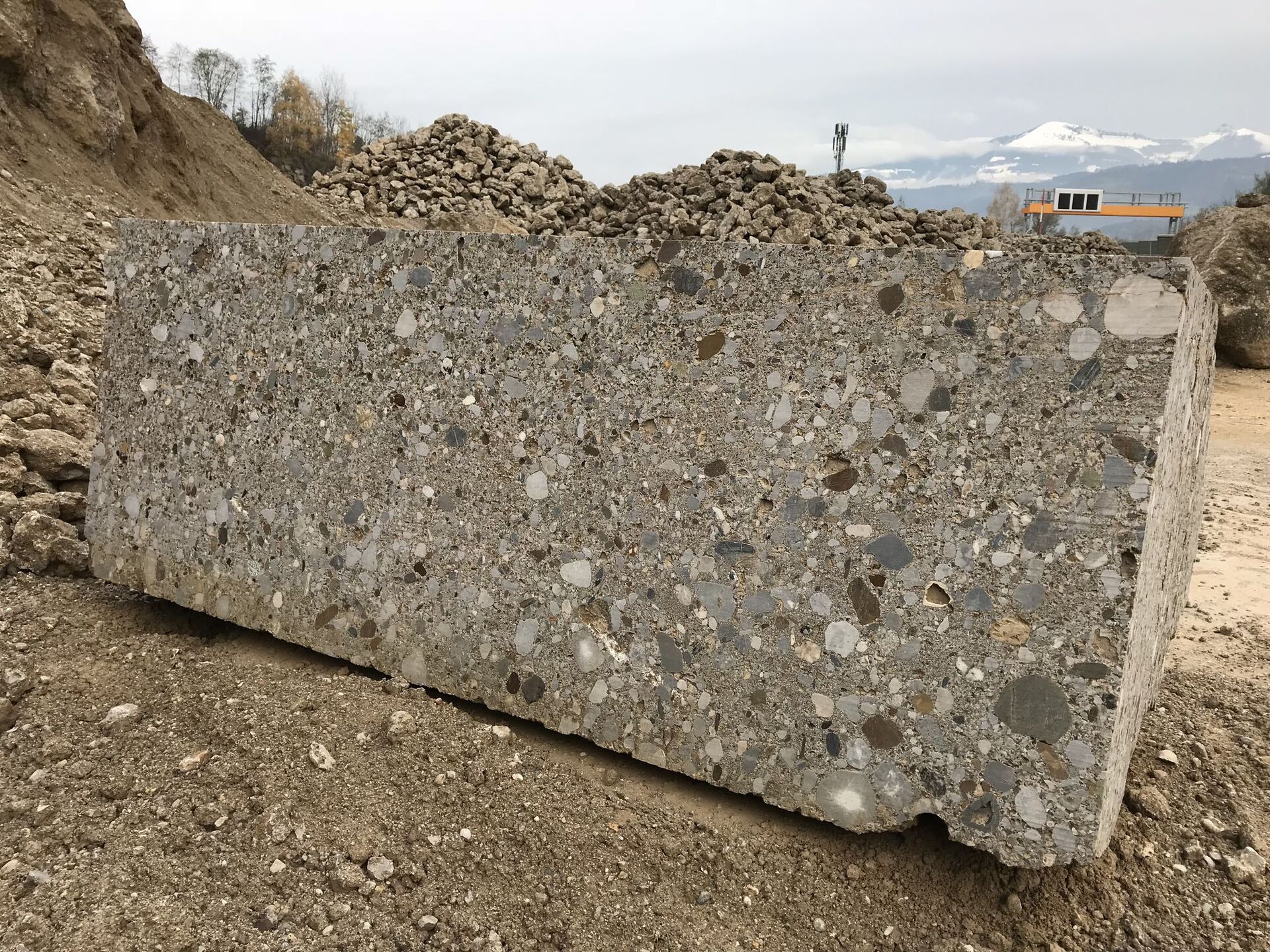 Rohblöcke - Produkte - Naturstein Konglomerat